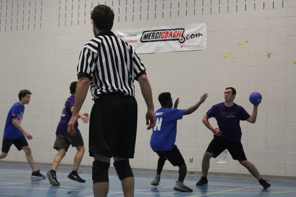 Pour promouvoir le sport, la Ligue de DBL Ball organise des parties de ...